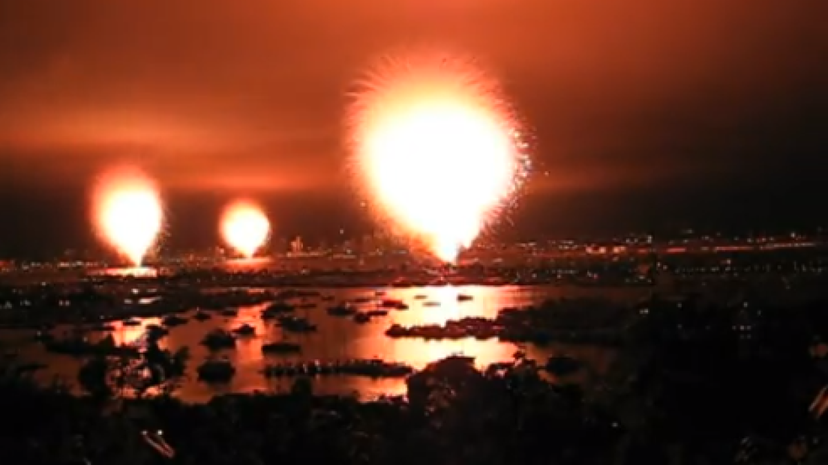 how wide do fireworks explode