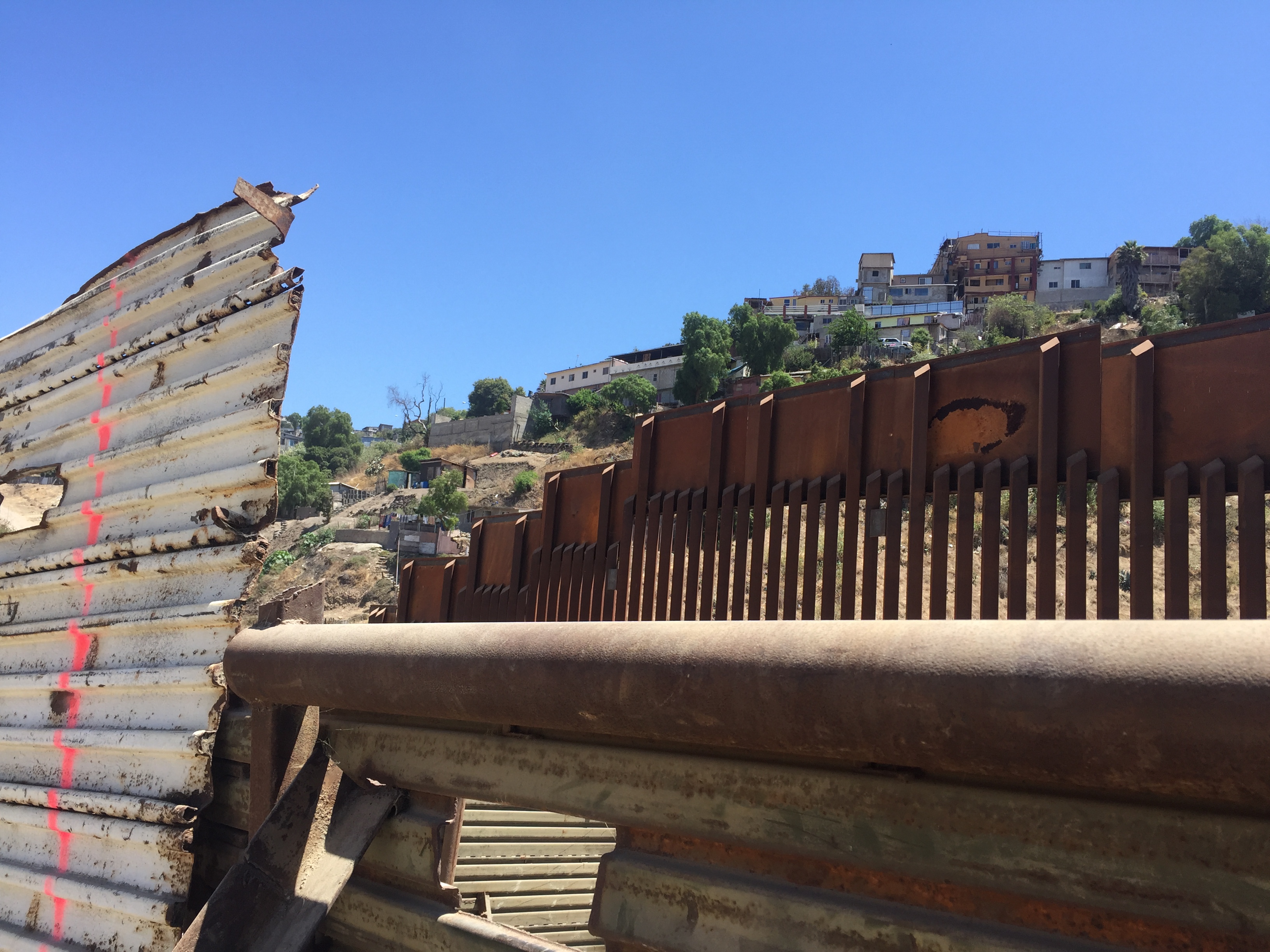 Old Pic Trump Border Wall Fence President Trump Signs Order To Build